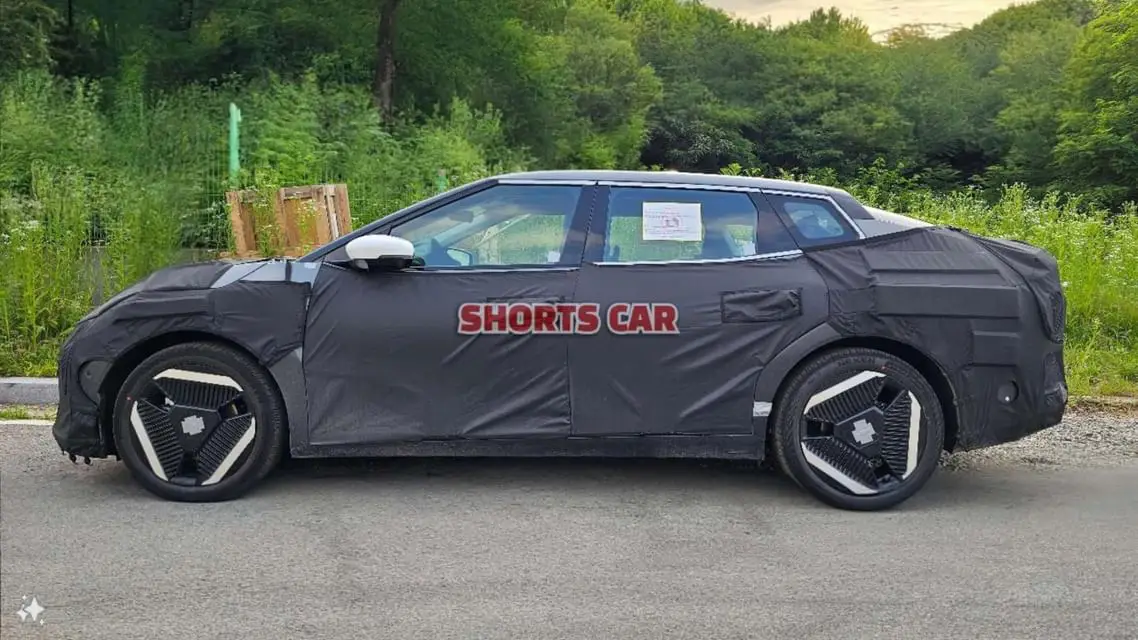 Nueva imagen del lateral del KIA EV4 muestra su perfil fastback